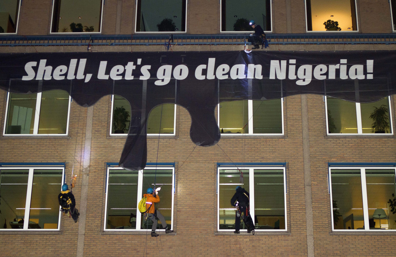 Rechter: Shell en Eni kochten Nigeriaanse ambtenaren bewust om | Foto ...
