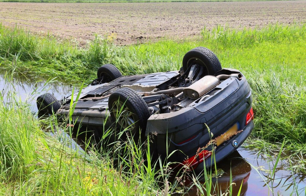 Auto belandt in sloot bij Vlijmen na frontale botsing, fietser kan ...