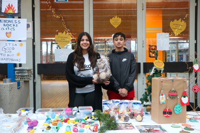 Atheneum in Schoten weet 4.300 euro in te zamelen voor De Warmste Week | Schoten | hln.be