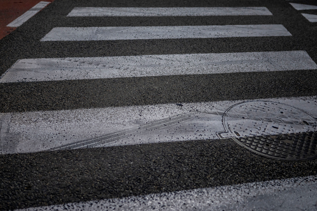 Zo ziet eerste lichtgevend zebrapad er uit wanneer het donker wordt ...