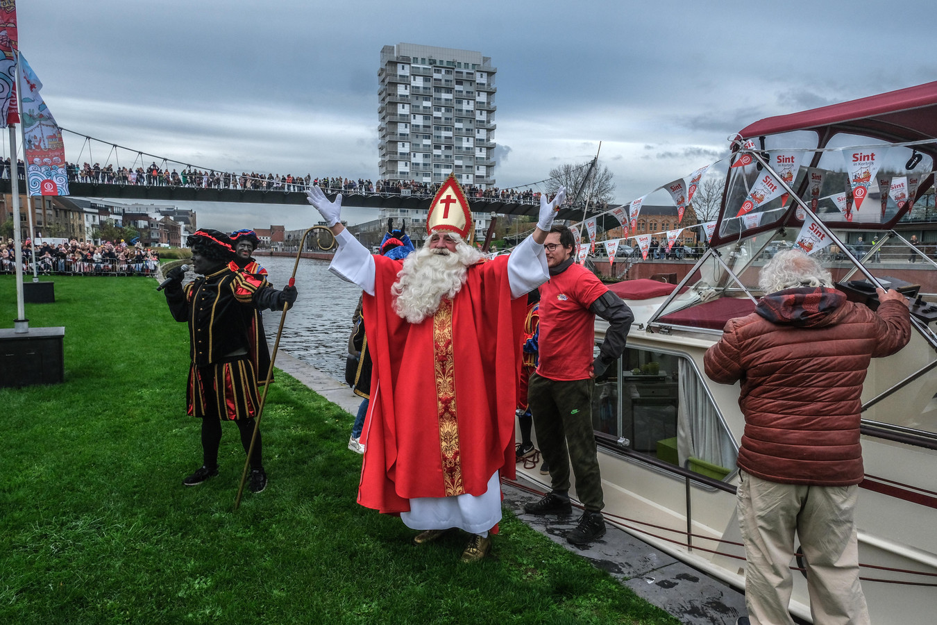 in-beeld-kortrijkse-kinderen-zorgen-voor-bijzonder-warme-welkom-voor