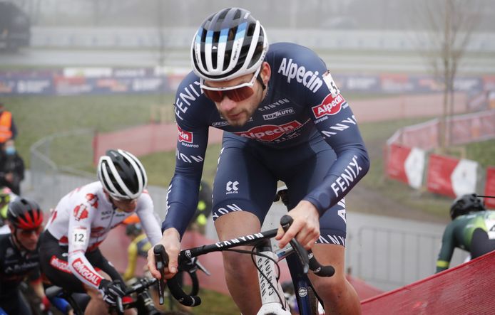 Hoe een bilspier-probleem de carrière van David van der Poel op losse ...