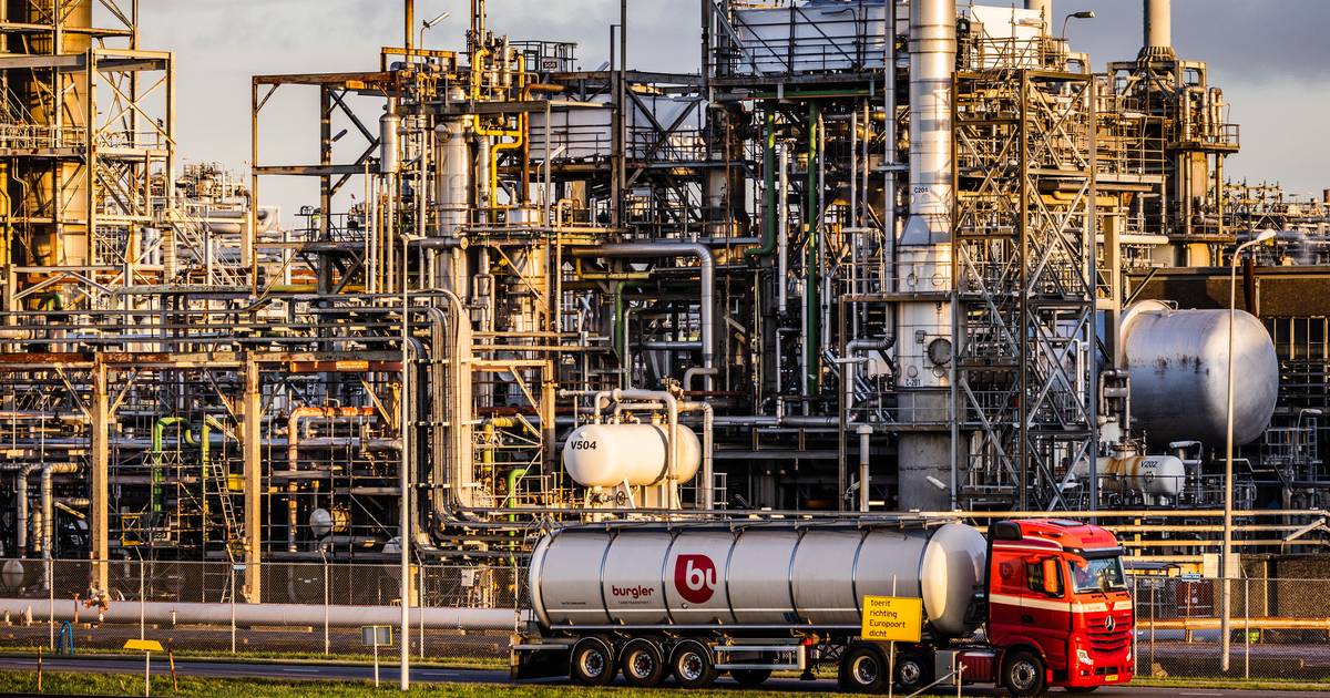 Brandbare stof vrijgekomen bij lekkage Shell Pernis | Rotterdam | AD.nl