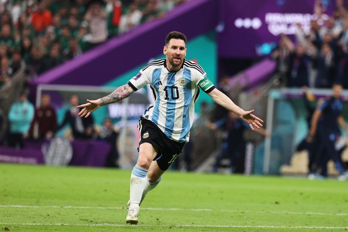 Lionel Messi staat op en helpt Argentinië over dood punt tegen Mexico ...