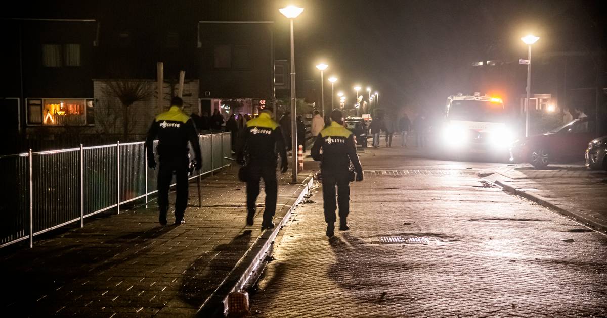 Jongeren met bivakmutsen laten zich niet stoppen door ME: burgemeester ... Jongeren met bivakmutsen laten zich niet stoppen door ME: burgemeester ...