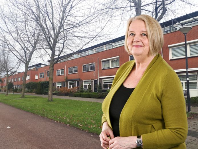 Paar dagen na overlijden van vader krijgt Lia post van huizenjager die ...