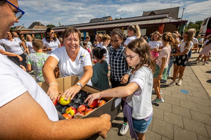 IN BEELD. Europees parlementslid Hilde Vautmans ijvert voor fruit op school met appelactie ...
