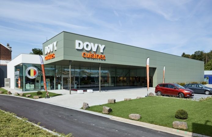 Eén jaar na zondvloed heropent keukenbouwer Dovy hun toonzaal in ...