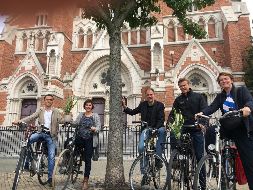 Groene schepenen in districten zien af van dienstwagen voor officiële ...