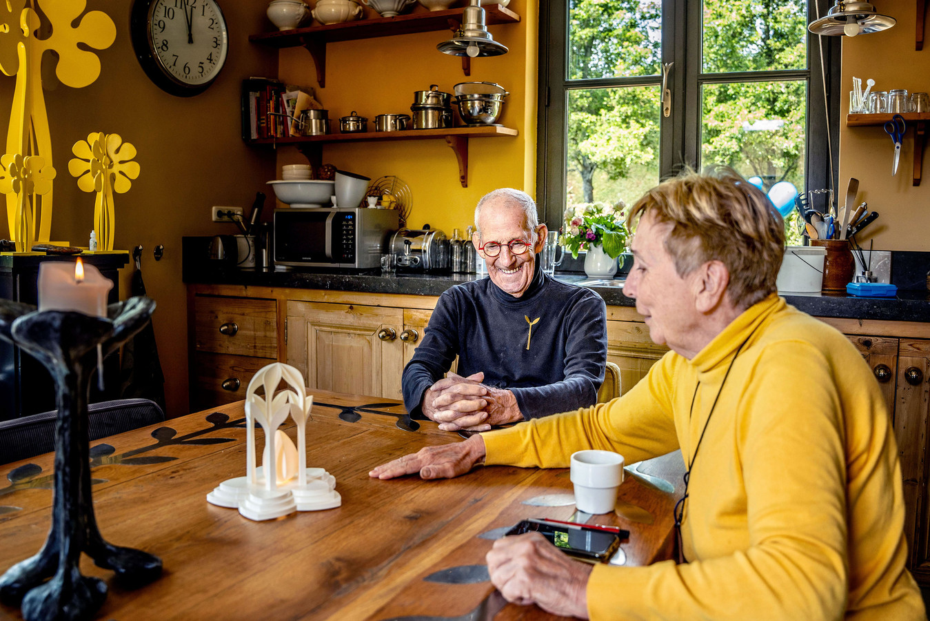 Kunstenaar Huub (88) is ernstig ziek en ontwierp zijn eigen rouwkoets ...