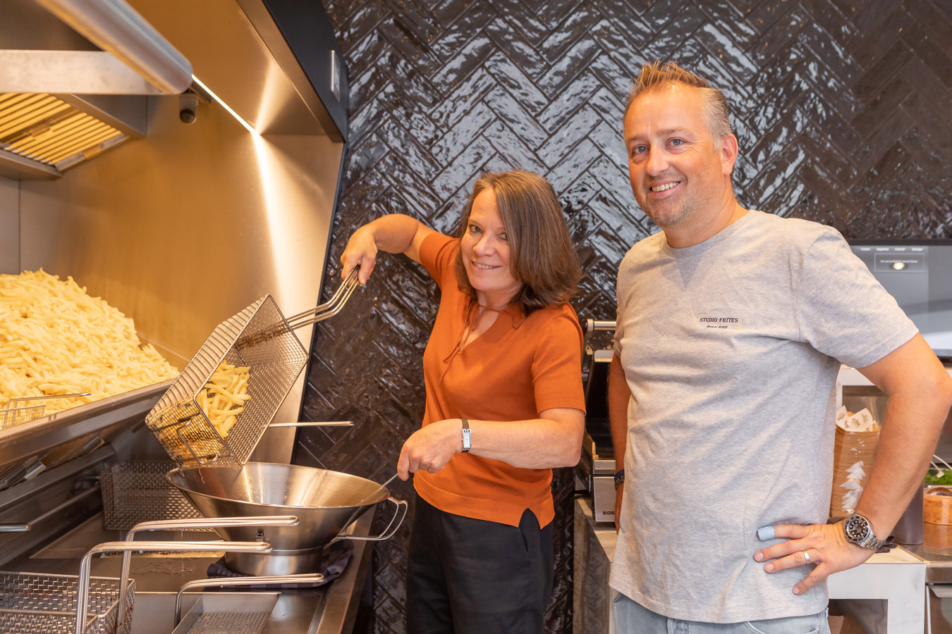 Burgemeester bakt zelf frietjes op opening Studio Frites | Foto | hln.be