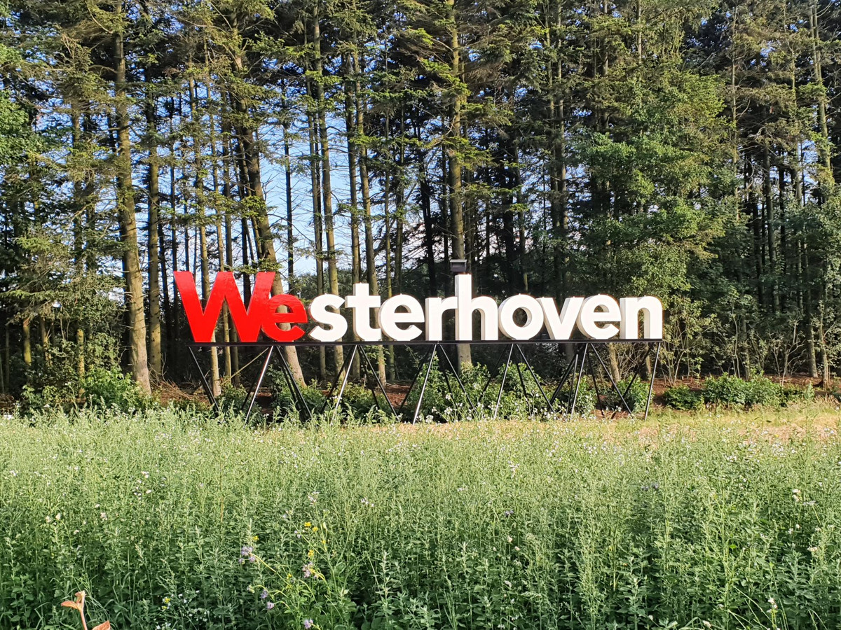 Westerhoven doet het samen; zoals dit grote logo aan de entree van het ...