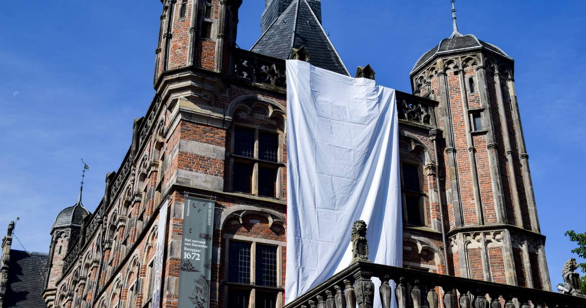 Witte vlag siert de Waag: ‘350 jaar later geeft Deventer zich ...