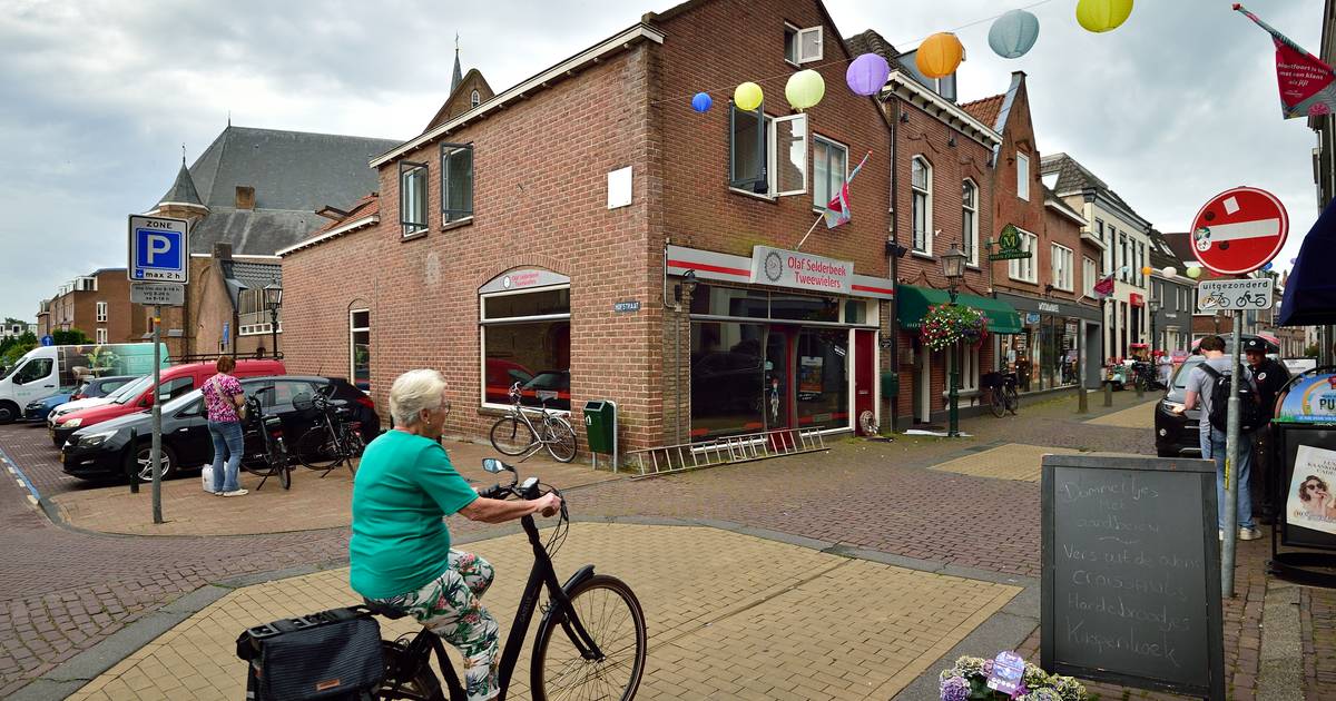 Grote brand verwoest fietsenwinkel, een dag later is de stank van rook ...
