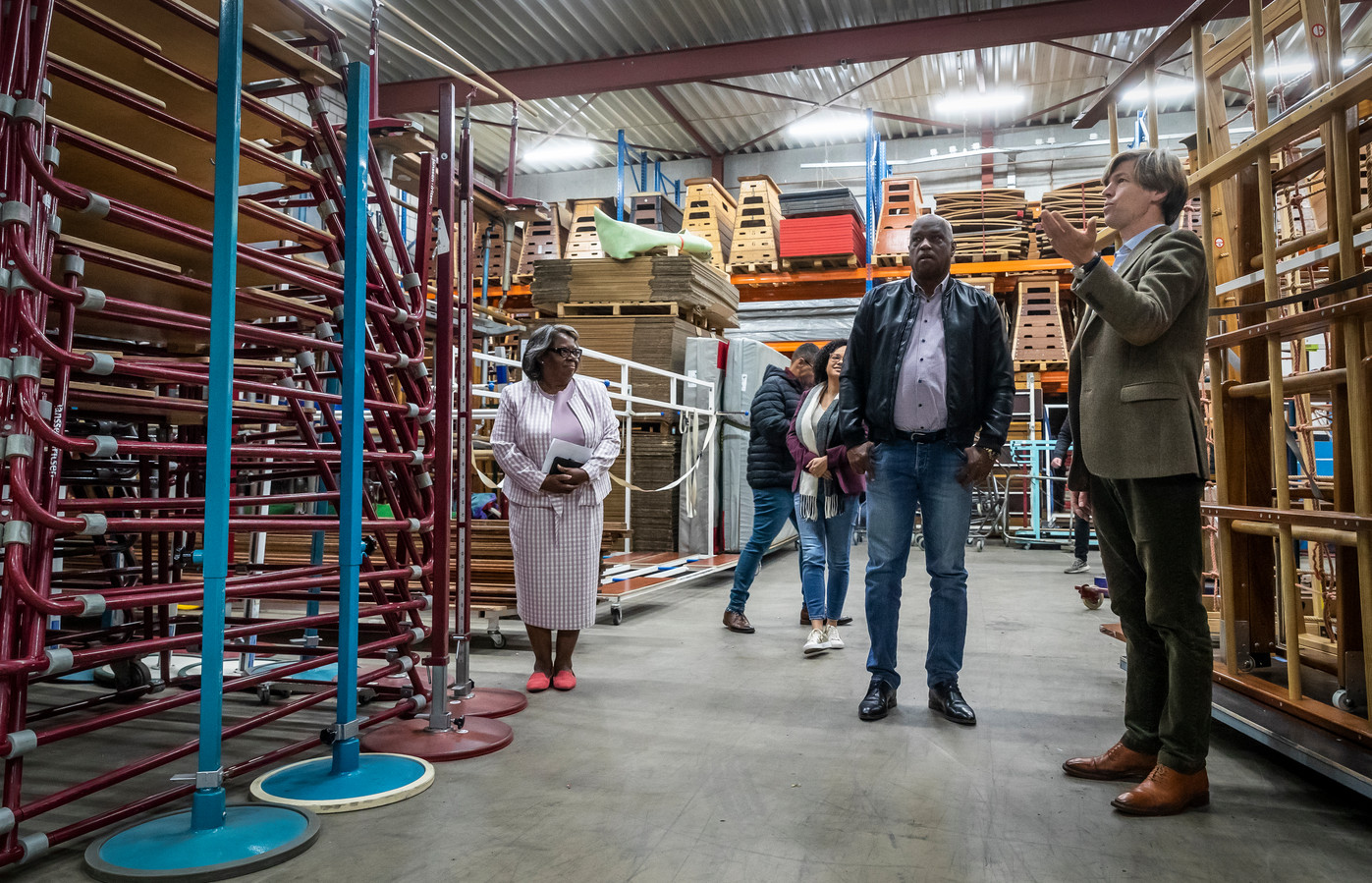 Minister van Curaçao kijkt zijn ogen uit in Helmondse loods vol ... Minister van Curaçao kijkt zijn ogen uit in Helmondse loods vol ...