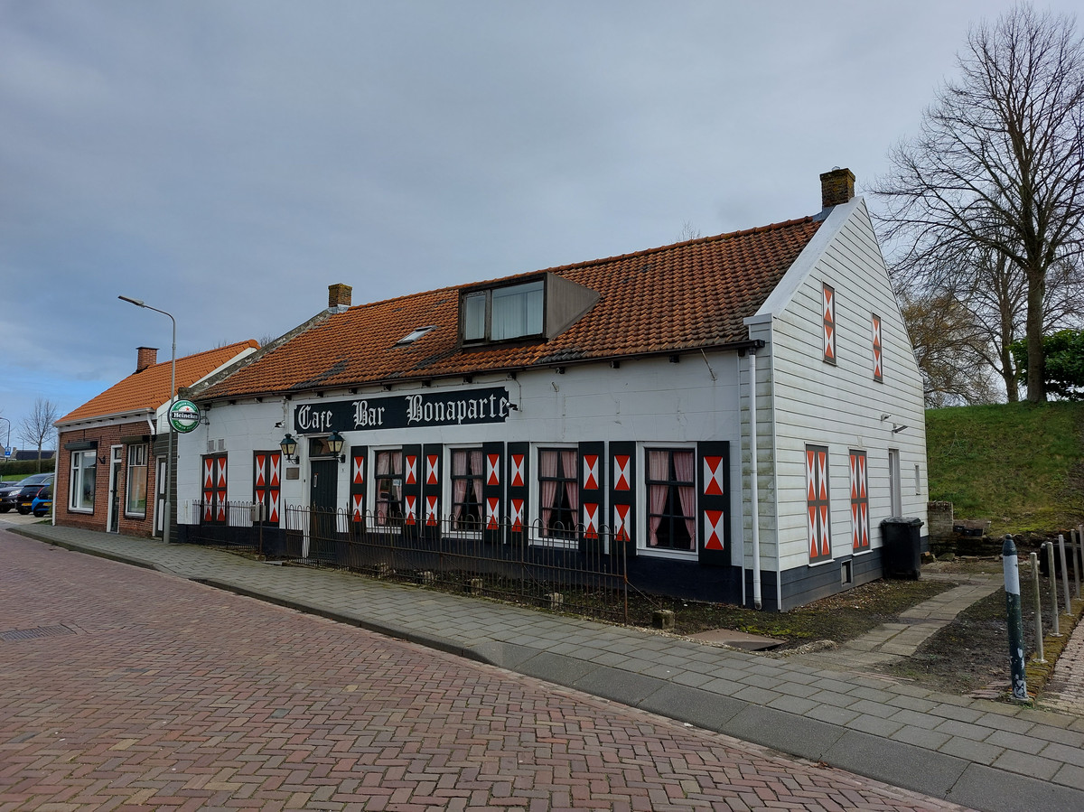Bar Bonaparte in Yerseke komt te koop | Foto | AD.nl