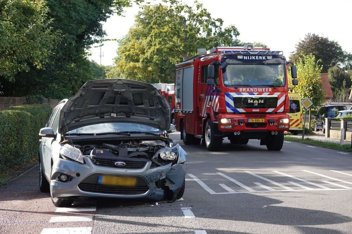 Twee auto’s botsen op kruising in Nijkerk, moeder en kind naar ...