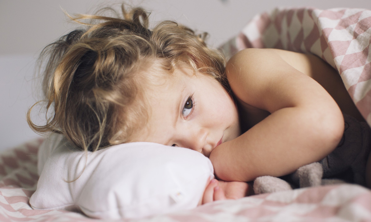 Mijn kind hoest heel naar, is het een longontsteking? Lees hier hoe je ...