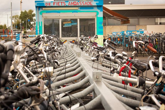 Fietsambassade vervangt containers aan Dampoort en opent binnenkort ...