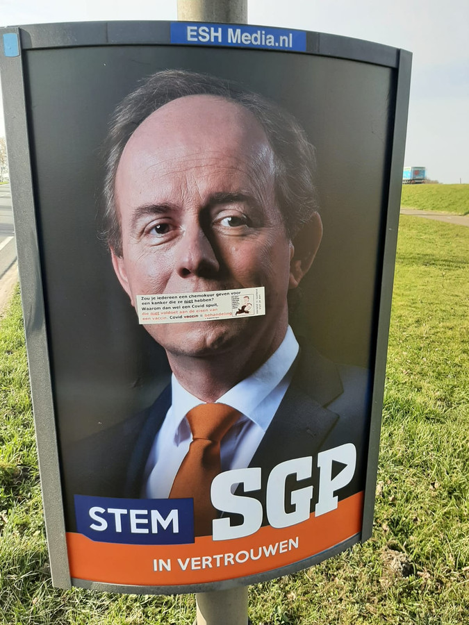 Verkiezingsposters doelwit van bekladding en vernieling | Foto | AD.nl