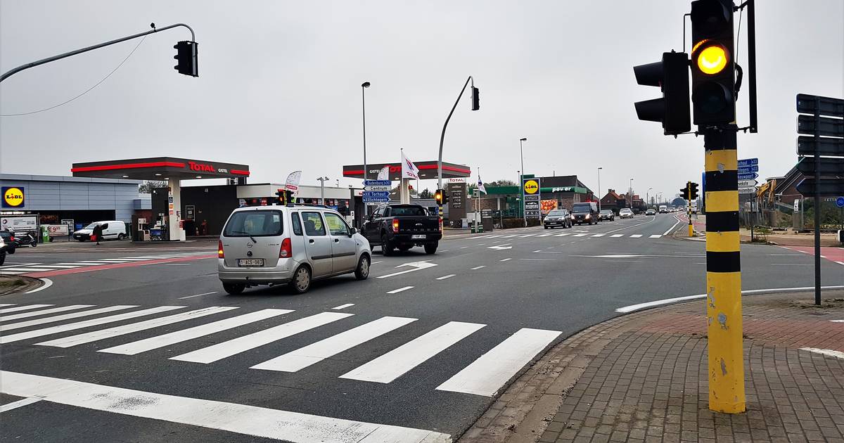 Burgemeester uit ongenoegen over politie op sociale media: “Verkeerslichten op druk kruispunt 2 ...