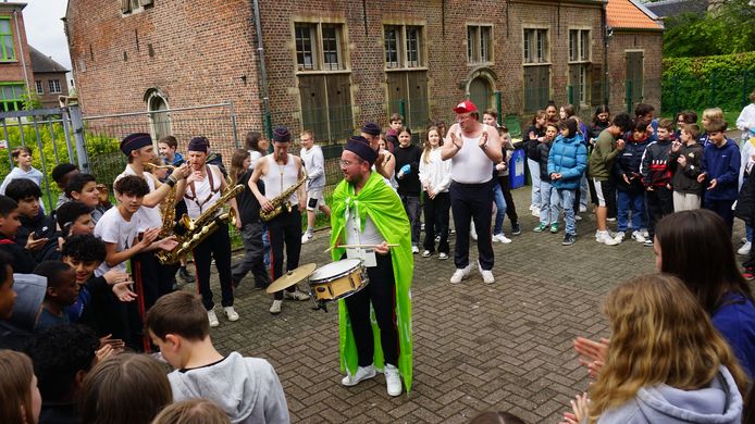 Sint Maarten Middenschool krijgt ludieke fanfare op bezoek als laureaat van Oxfam-scholenactie ...