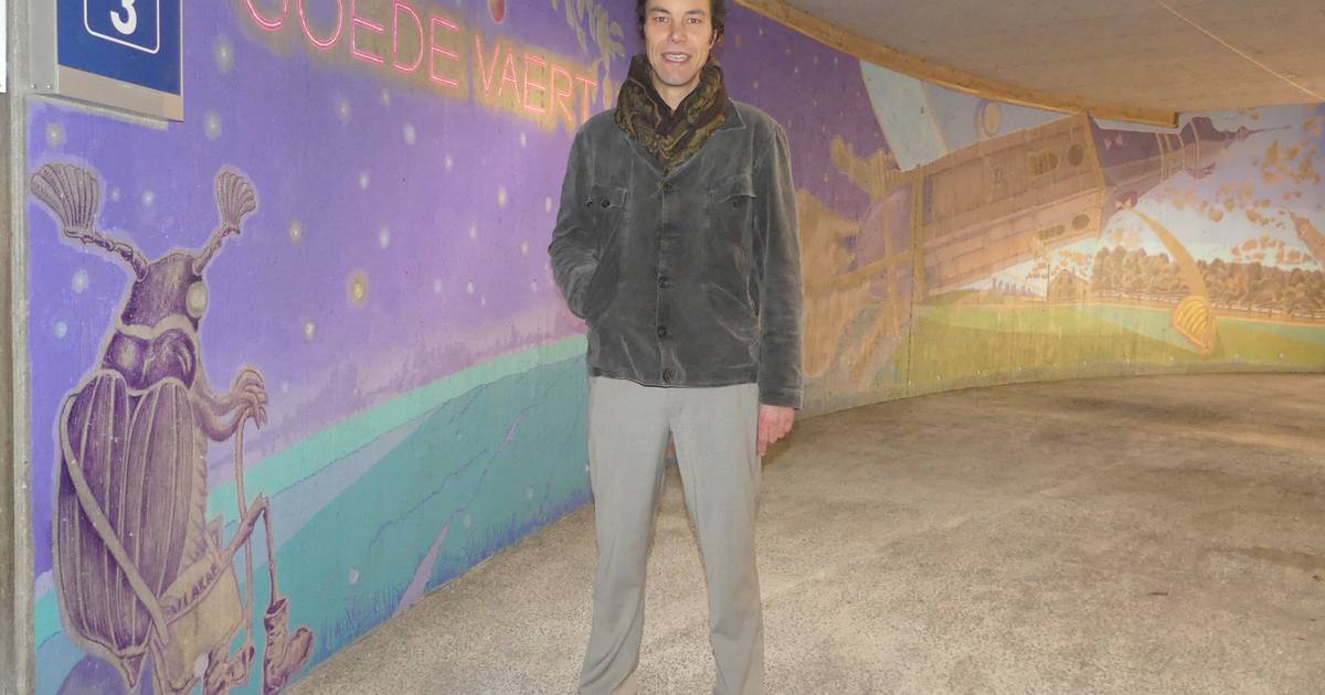 Koen maakt muurschildering met vliegende kerktoren in spoorwegtunnel ...