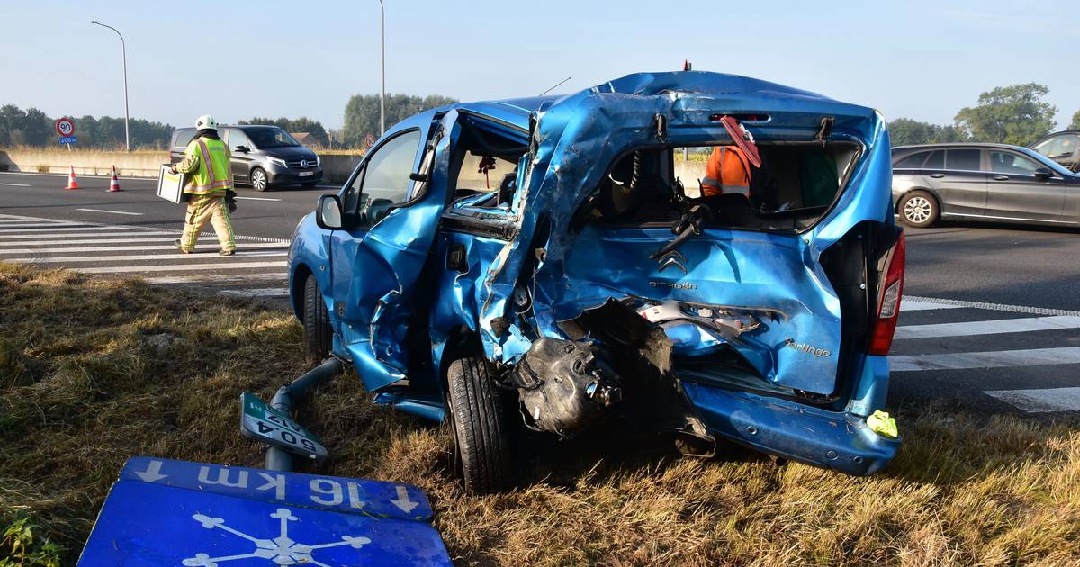 Bestelwagen knalt op auto op invoegstrook, extra file op E403 in ...