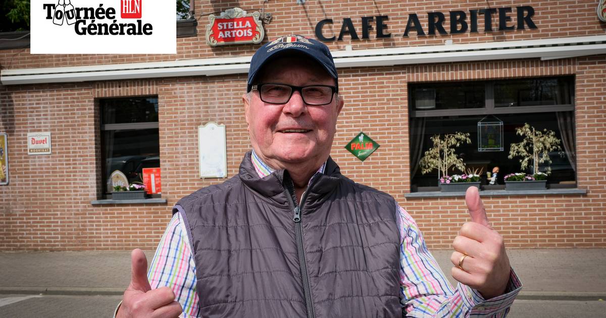 Charmezanger Remy Ray drinkt eerste pintje op terras café Den Arbiter ...