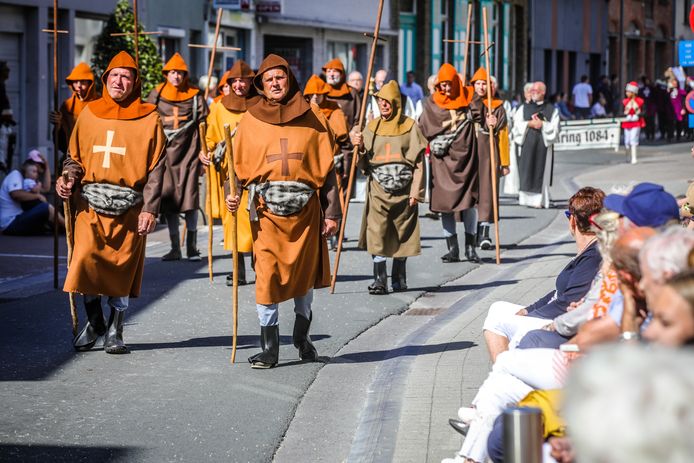 IN BEELD. Eeuwenoude Godelieveprocessie trekt door de Gistelse ...