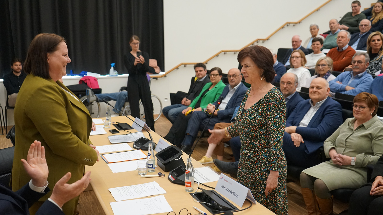 Lien Van Dooren en Jeroen Verhulst leggen eed af als schepen, Raf Van ...