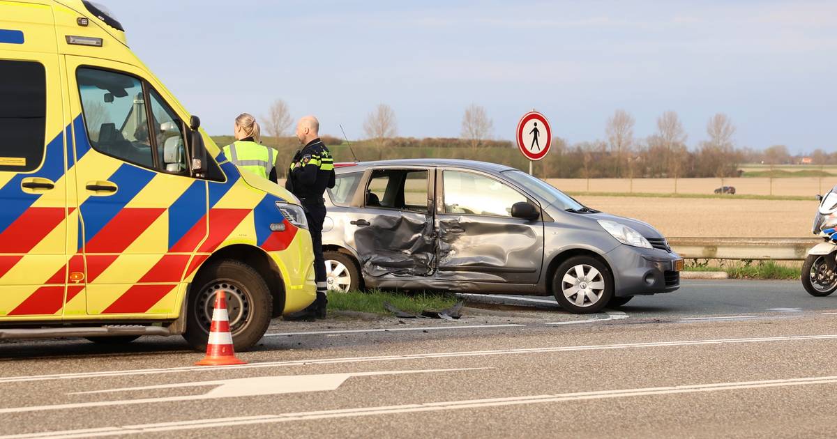 Auto flink in de kreukels na botsing met busje bij gevaarlijke oprit in ...