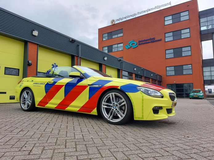 Geen ouderwetse ambulance maar cabrio voor gewonde wielrenners: ‘Is ...
