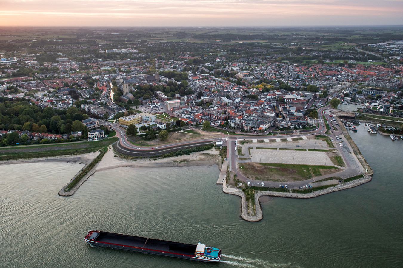 Bouwen vanaf het water: Tiel begint aan wandelboulevard en kademuur bij ...