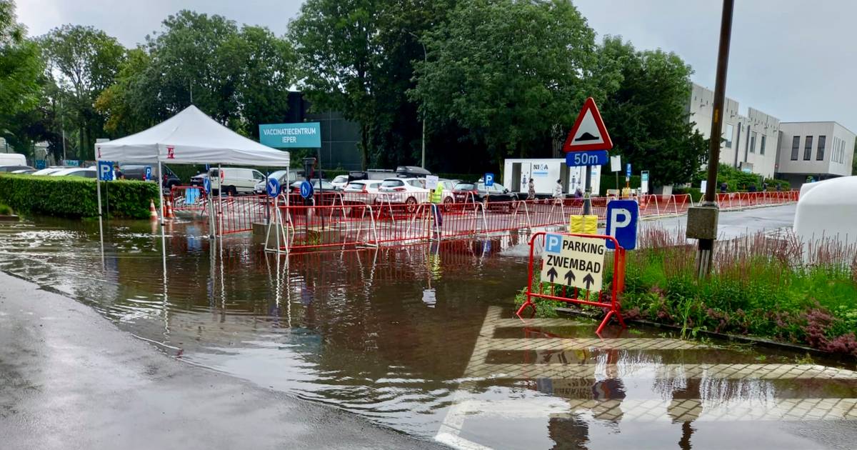 Modderstroom in Westouter, uitgeregende terrasjesgangers in Ieper ...