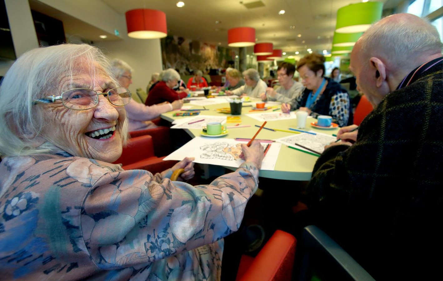 Ouderen pakken de kleurpotloden er weer eens bij | Foto | AD.nl