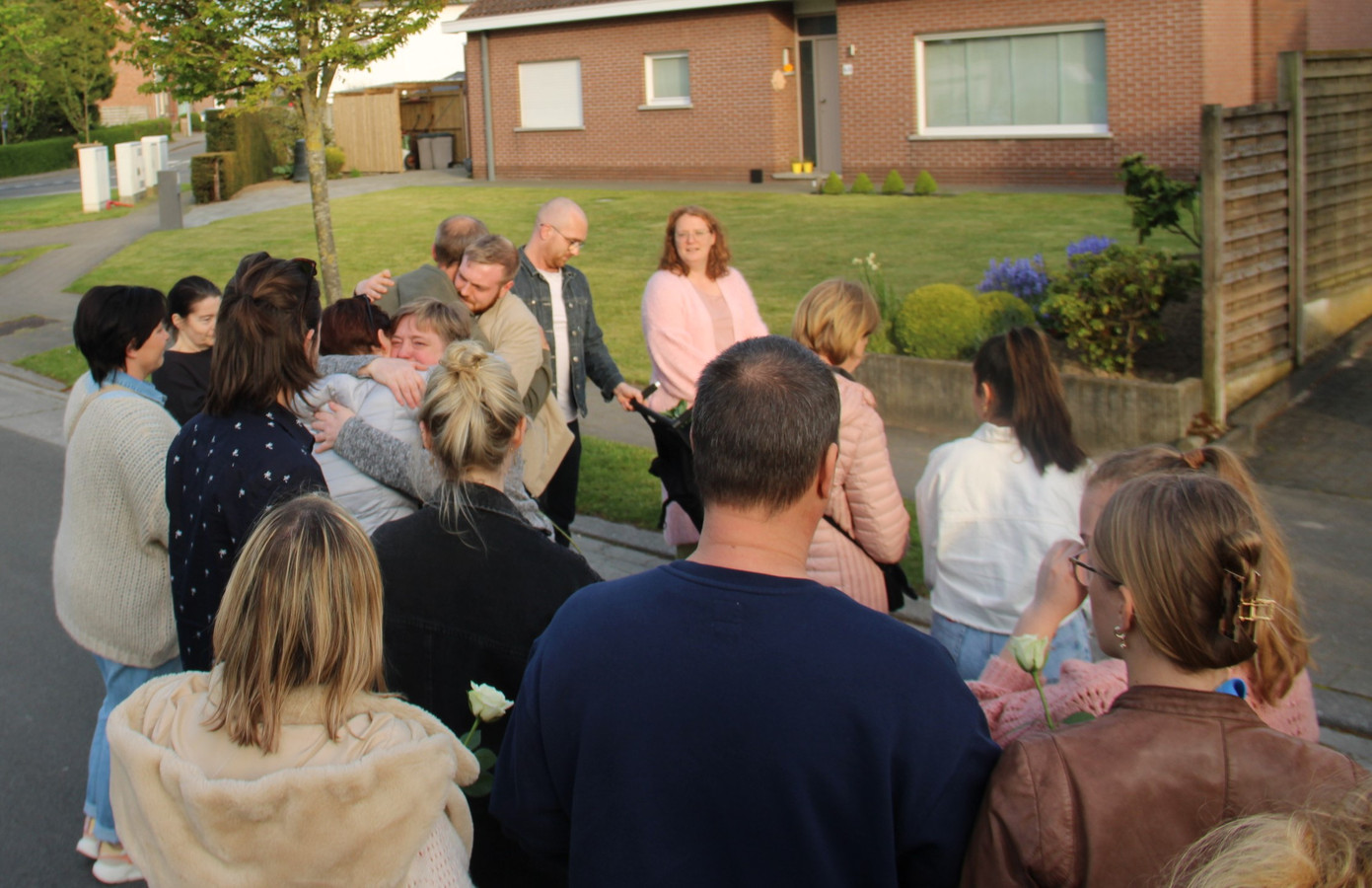 KIJK. Ouders en collega’s verrassen ‘Tante Kim’ van geschorste crèche na dood baby: “Dankzij hen ...