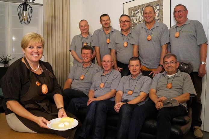 Papstampers verkopen opnieuw ‘toatjespap’ op kerstmarkt voor ALS-liga ...