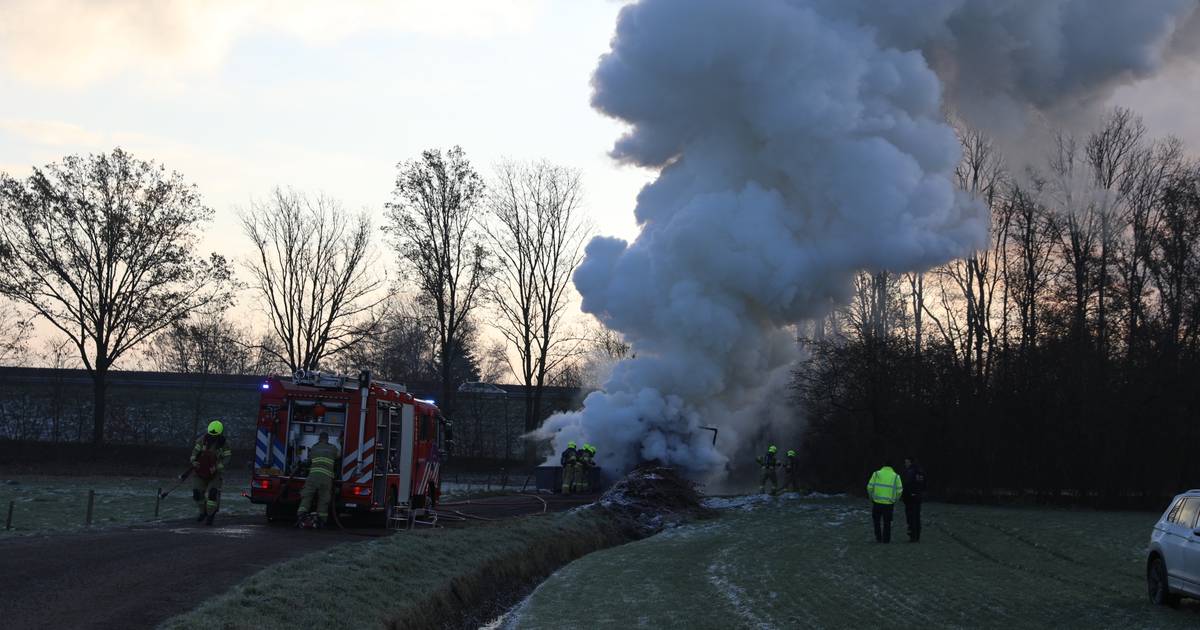 Dikke rook trekt over A30 door brandende vrachtwagen bij Lunteren | 112 ...