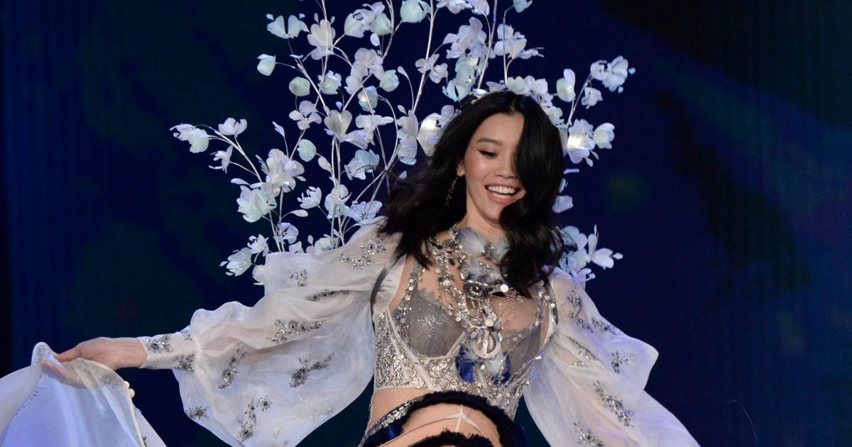Oeps: Victoria's Secret model komt ten val | Showbizz | hln.be