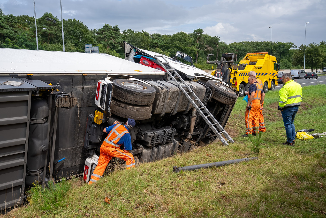 Vrachtwagen met farmaceutische middelen gekanteld naast de A59 bij ...