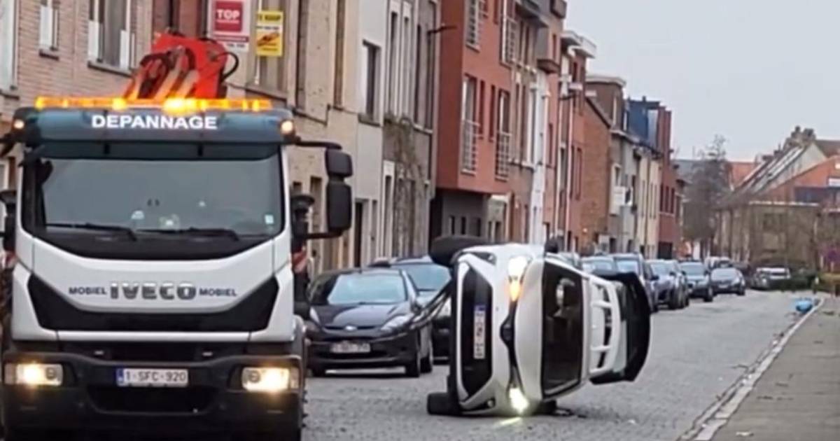 Wagen belandt op zijn zij na aanrijding met geparkeerd voertuig in de ...