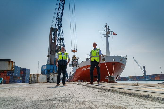 ‘Reuzelaadpaal voor walstroom opsteker voor het milieu’ | Moerdijk ...