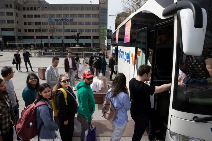 Met de bus op zoek naar een woning: expats maken tour door Eindhoven en ...