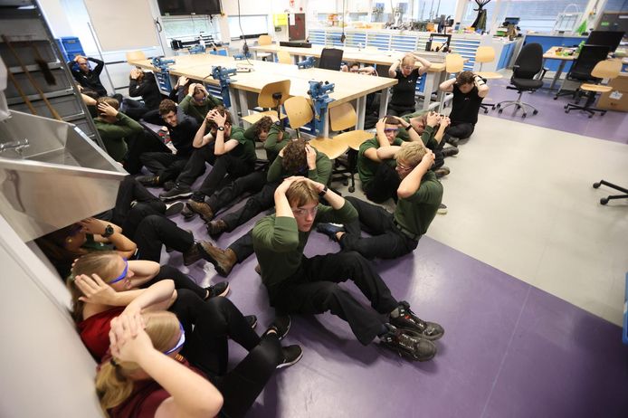 Schoten, gijzeling, een heli met zwaarbewapende agenten op het dak... Wat is er aan de hand op ...