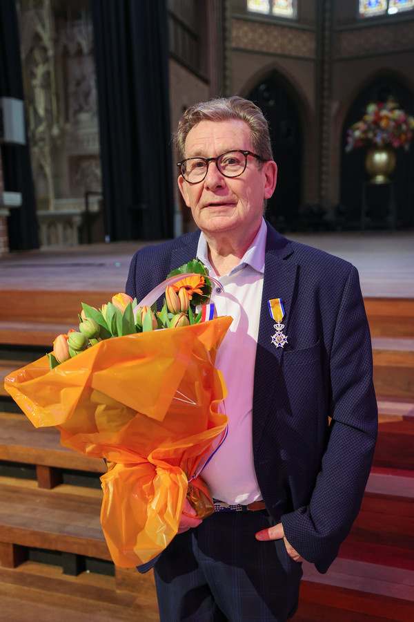 Drie vrouwen en elf mannen koninklijk onderscheiden in Eindhoven | Foto ...