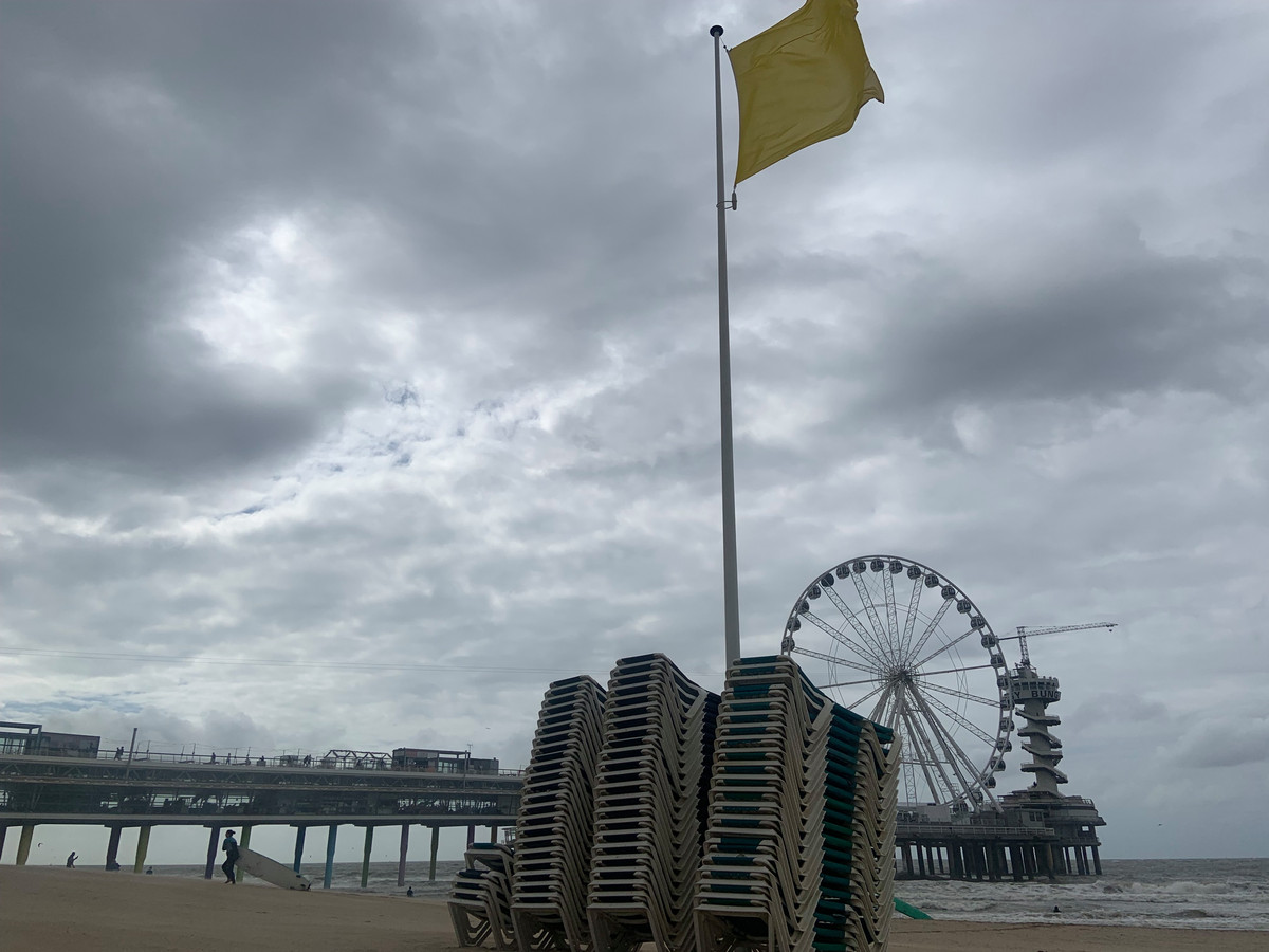 Gele vlag wappert op strand: tien personen uit zee gered | Foto | AD.nl