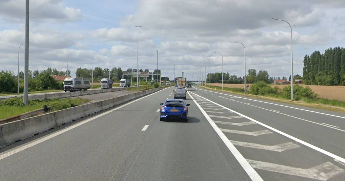 Wegdek E17 krijgt herstel na aansluiting met E403, rechterrijstrook richting Frankrijk tijdens ...