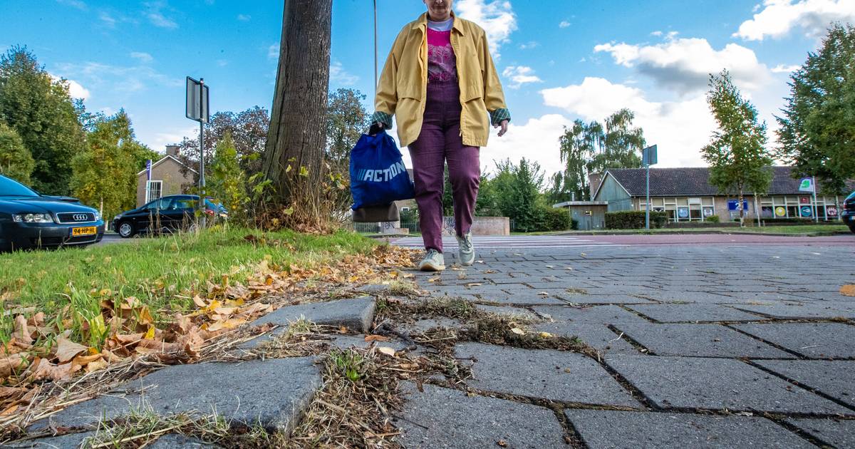 Ergernis over onveilige stoep in drukbezochte straat in Deventer: ‘Geen ...