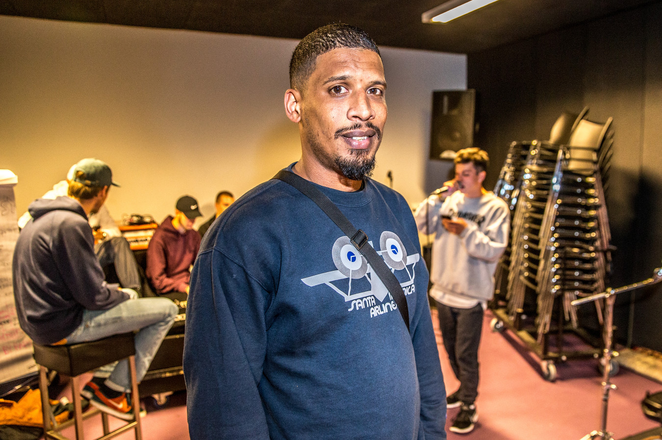 Zwolse rapper Rico rapt op #ADEMBENEMEND over zijn ‘witte kinderen’ als ...